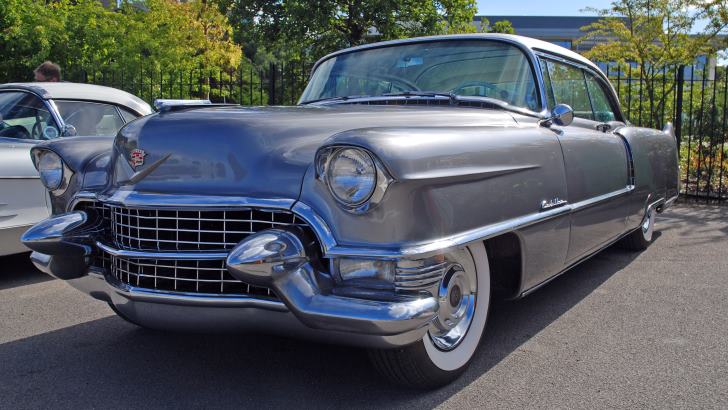 Another key styling element on '50s Caddys were the chrome bumpers ...